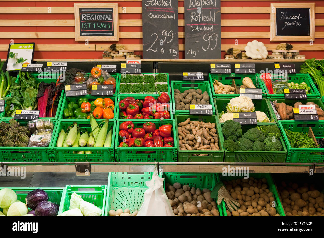 Vegetable section of a supermarket Stock Photo - Alamy