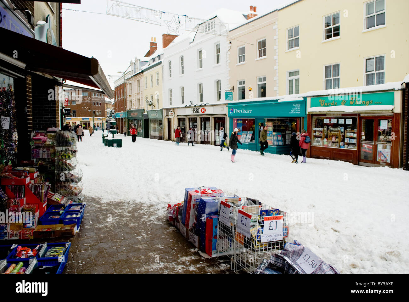 Snowy shopping centre hi-res stock photography and images - Alamy