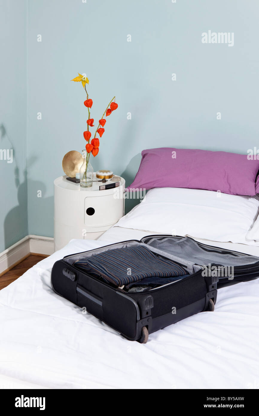 A packed suitcase Stock Photo - Alamy