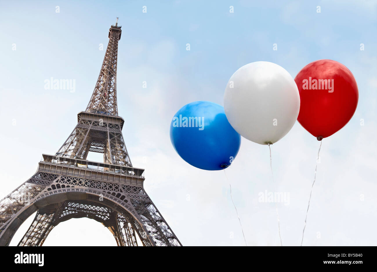 Balloons in the colors of the French flag in front of the Eiffel Tower ...