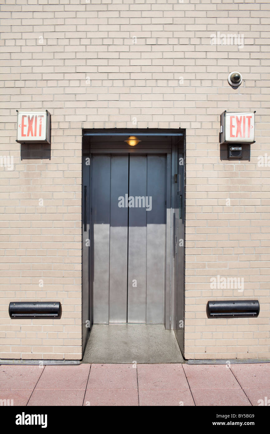 Exit signs hi-res stock photography and images - Alamy