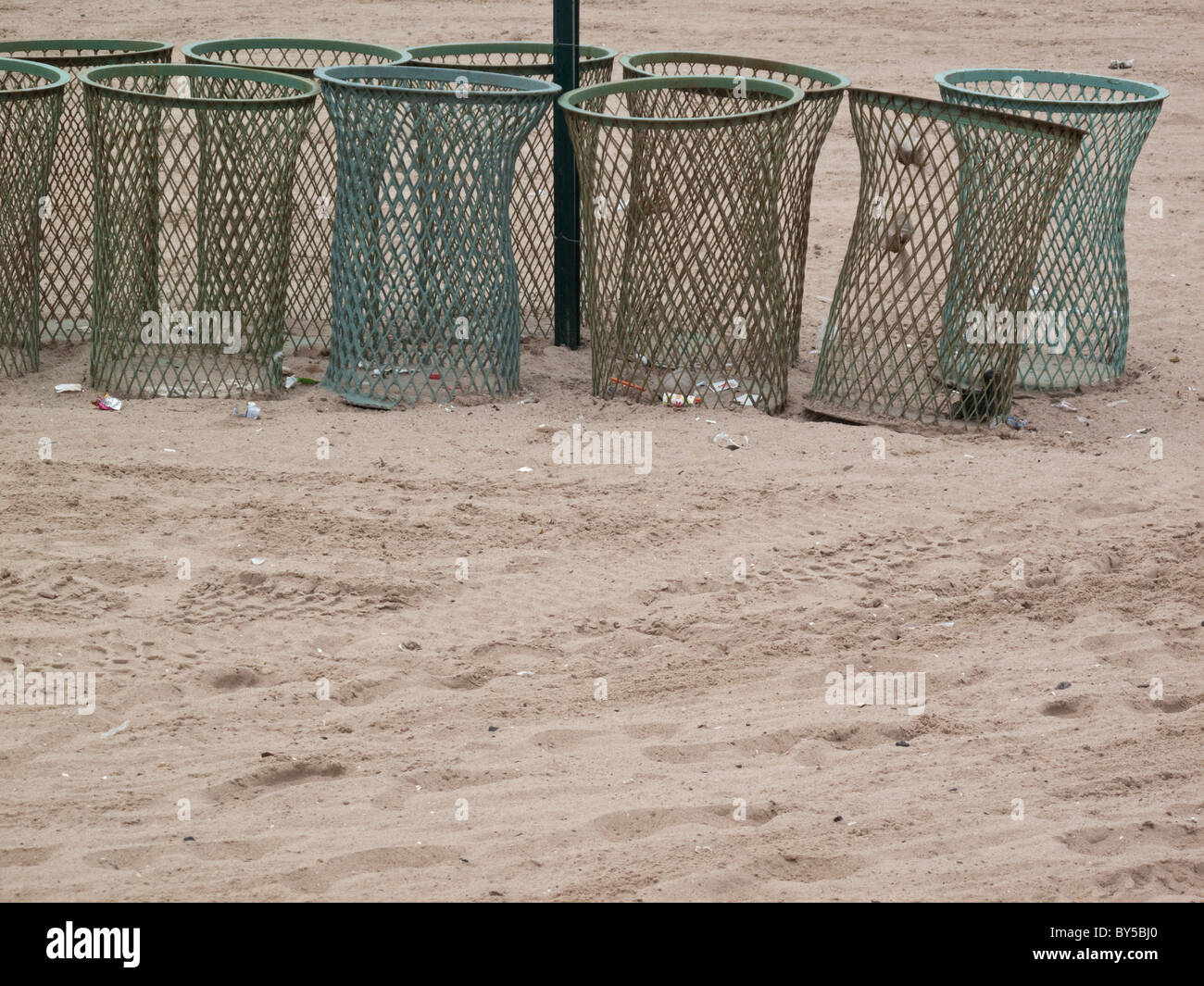 Row of metal trash cans hi-res stock photography and images - Alamy