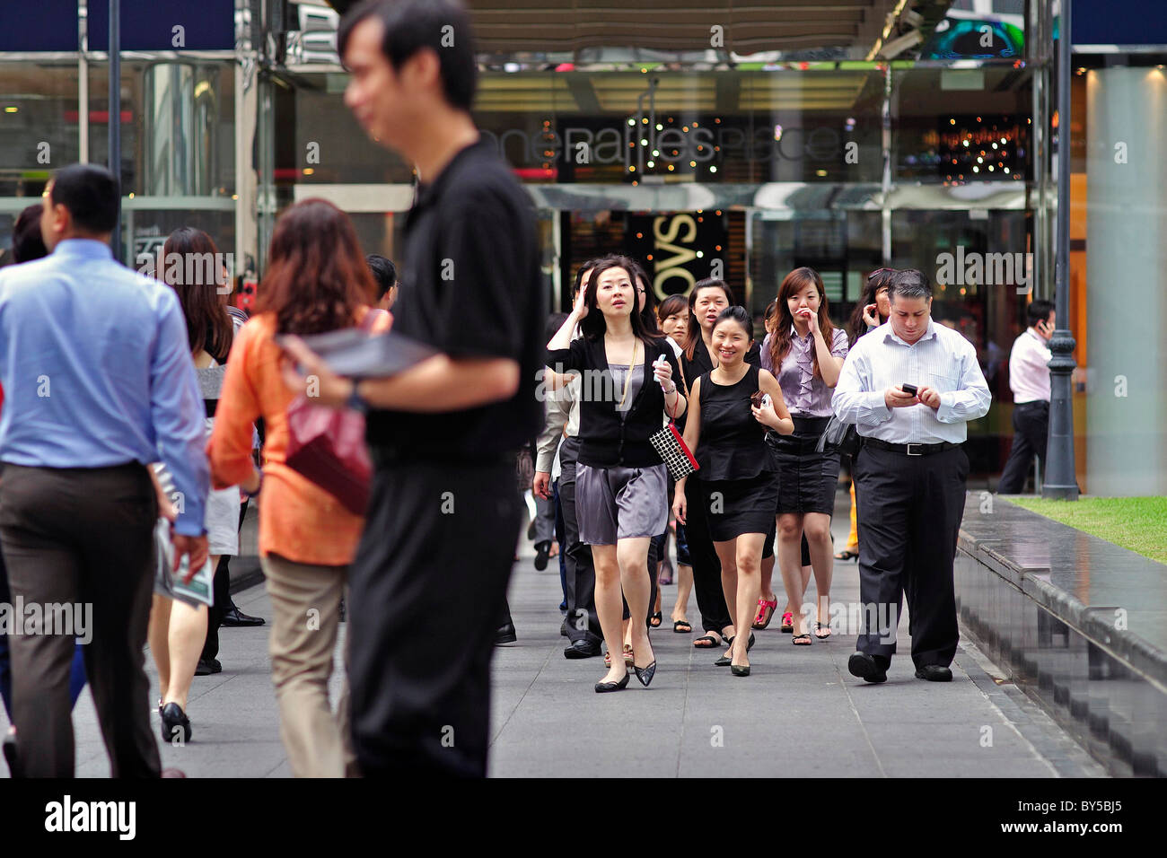 Singapore raffles place people hi-res stock photography and images - Alamy