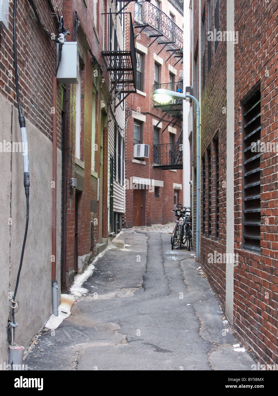 An urban alley way Stock Photo - Alamy