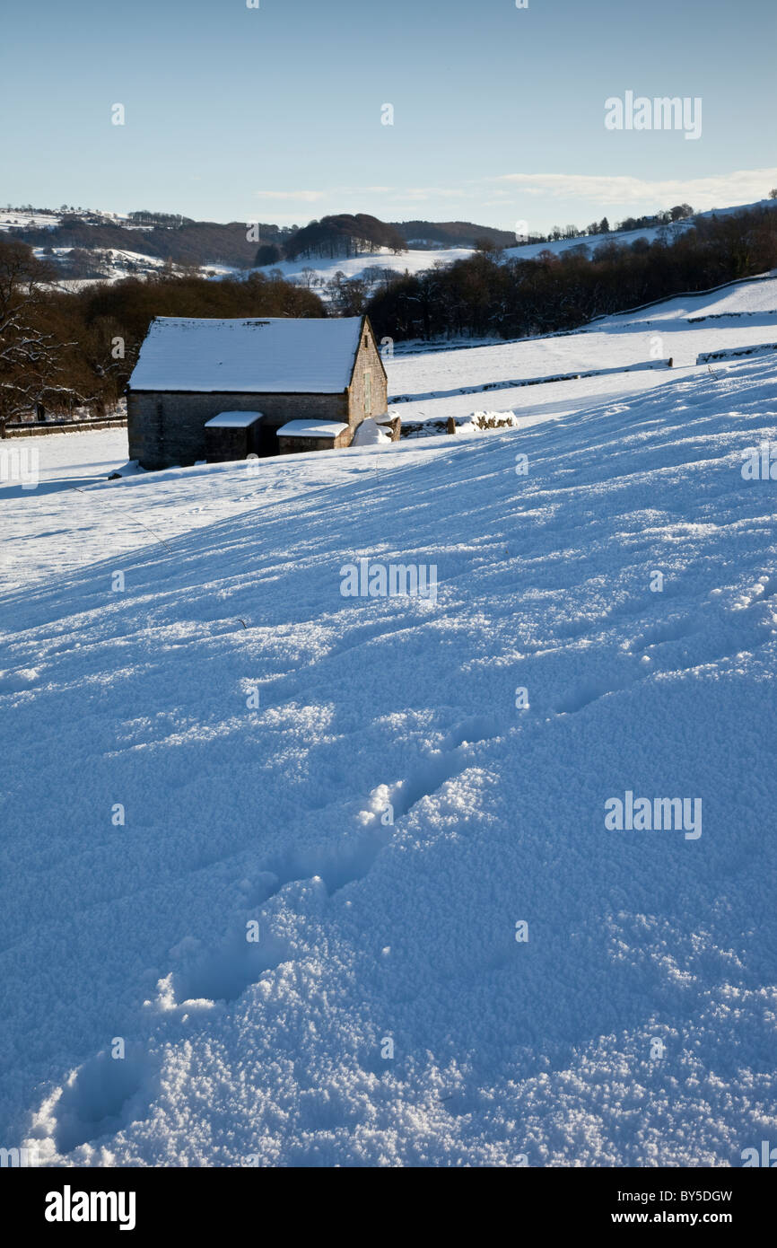 Barn in Snow Stock Photo - Alamy