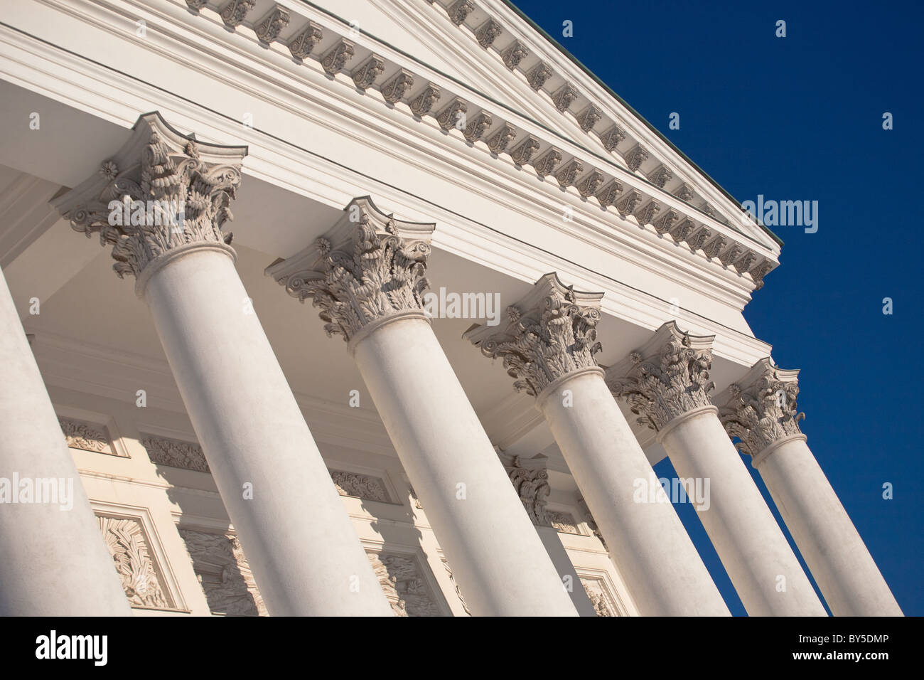 White pillars hi-res stock photography and images - Alamy