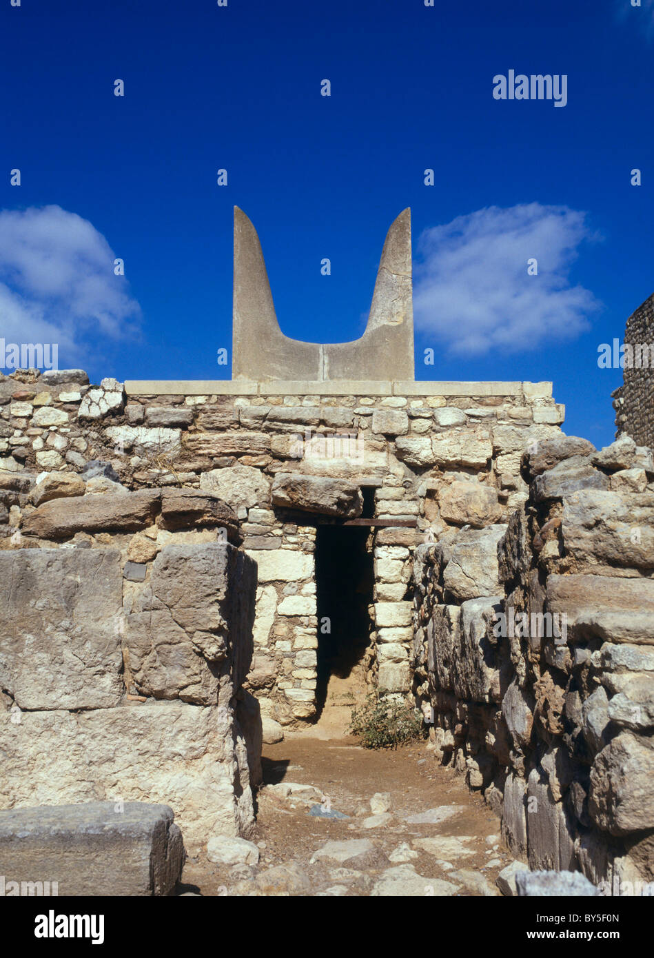 Crete - the ancient palace of Knossos - bull horn emblem Stock Photo ...