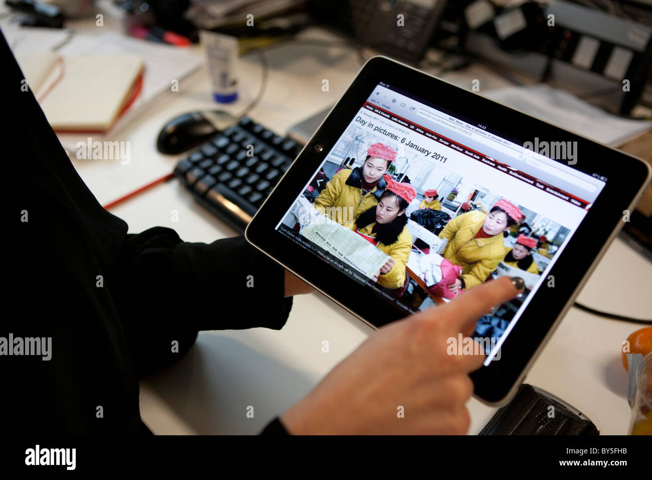 woman using apple ipad at her desk in office Stock Photo - Alamy