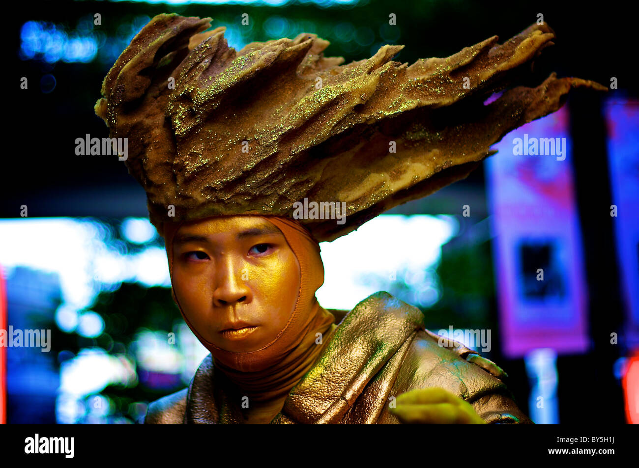Gold statue mime hi-res stock photography and images - Alamy