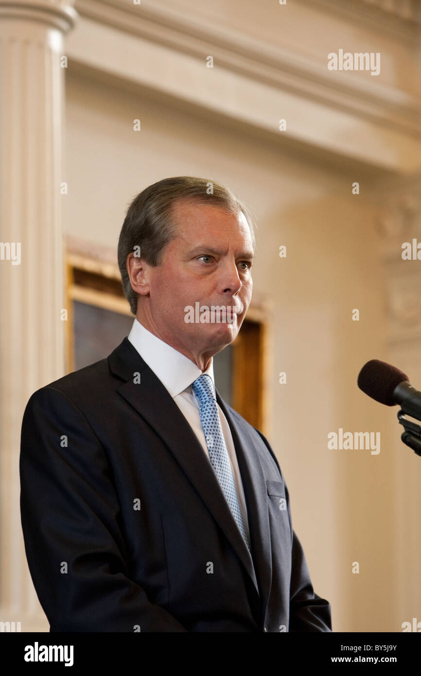 Texas Lt. Governor David Dewhurst at the microphone in the Texas ...