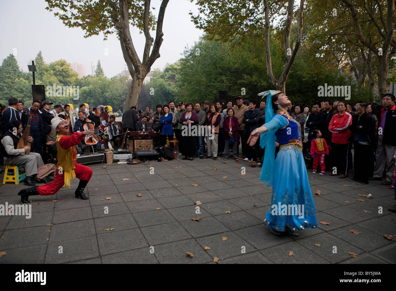 Crowd watching dance performance in Luxon Park, Shanghai, China Stock ...