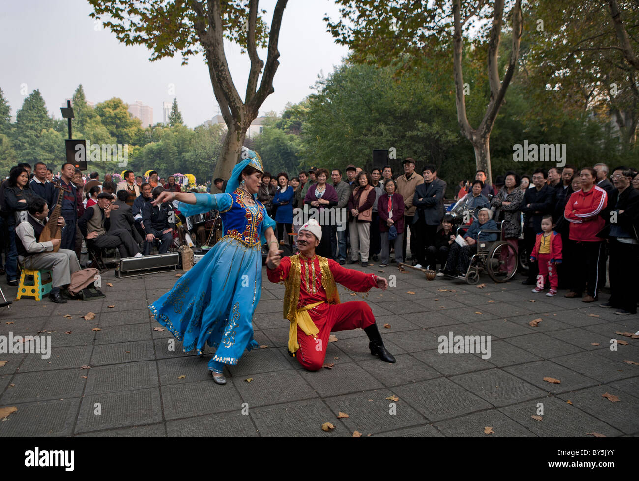 Crowd watching dance performance in Luxon Park, Shanghai, China Stock ...