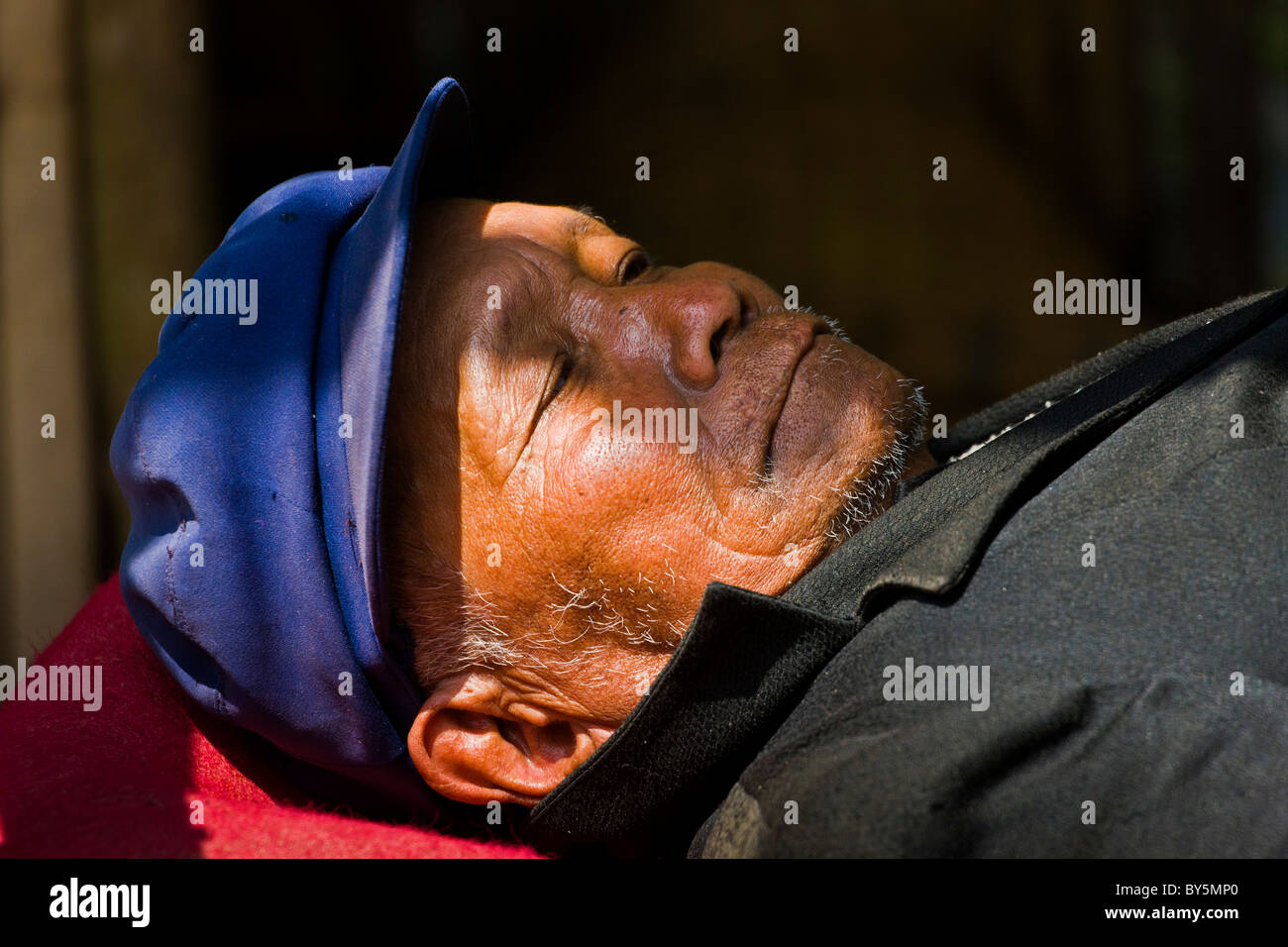 Old Jinuo man sleeping, Jinuo Luoke (Jinuo Shan), Jinghong ...