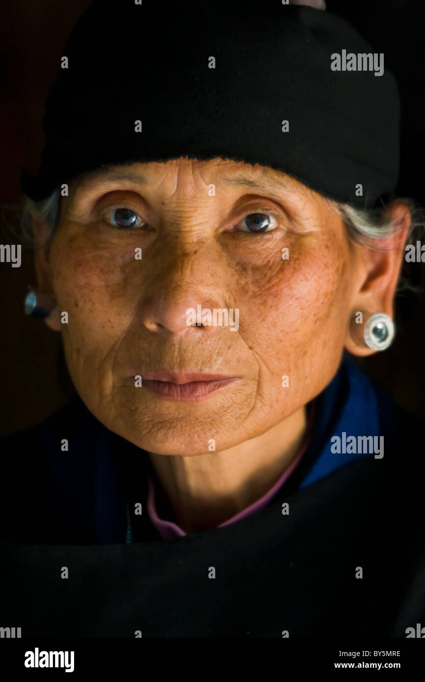 Old Jinuo woman, Jinuo Luoke (Jinuo Shan), Jinghong, Xishuangbanna ...