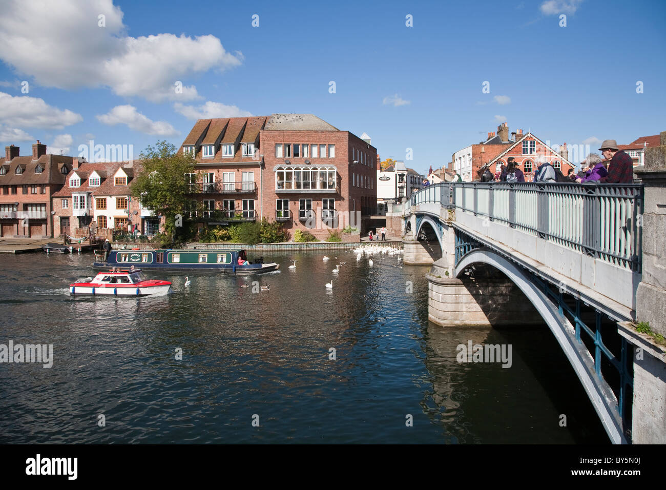 River passing under bridge boats hi-res stock photography and images ...