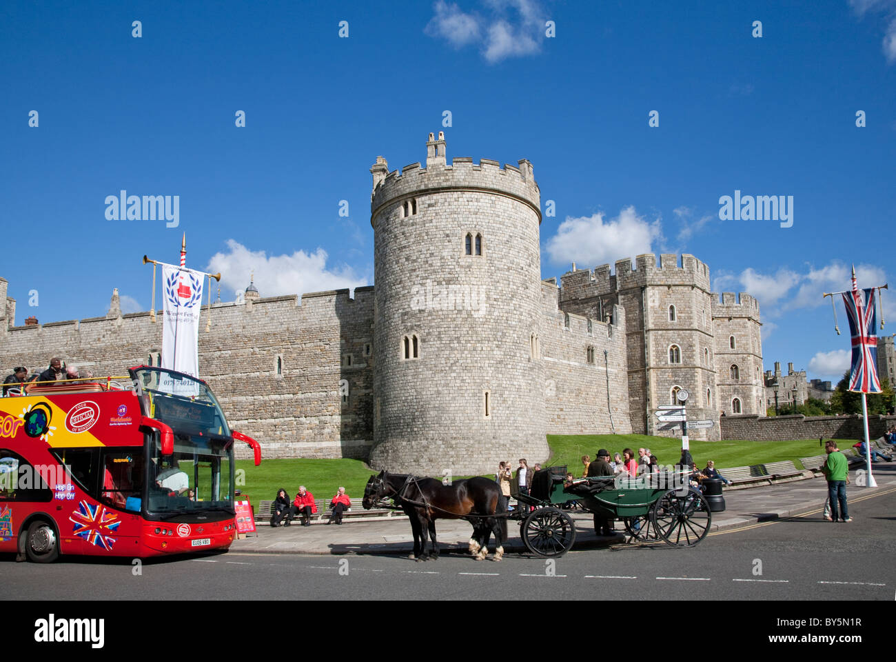 Windsor Castle with sightseeing bus and coach and horses Stock Photo ...