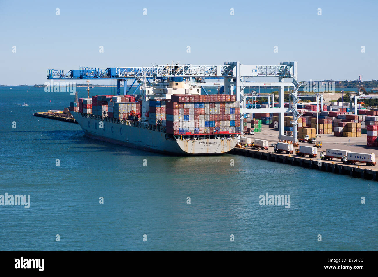 Shipping containers being loaded hi-res stock photography and images ...