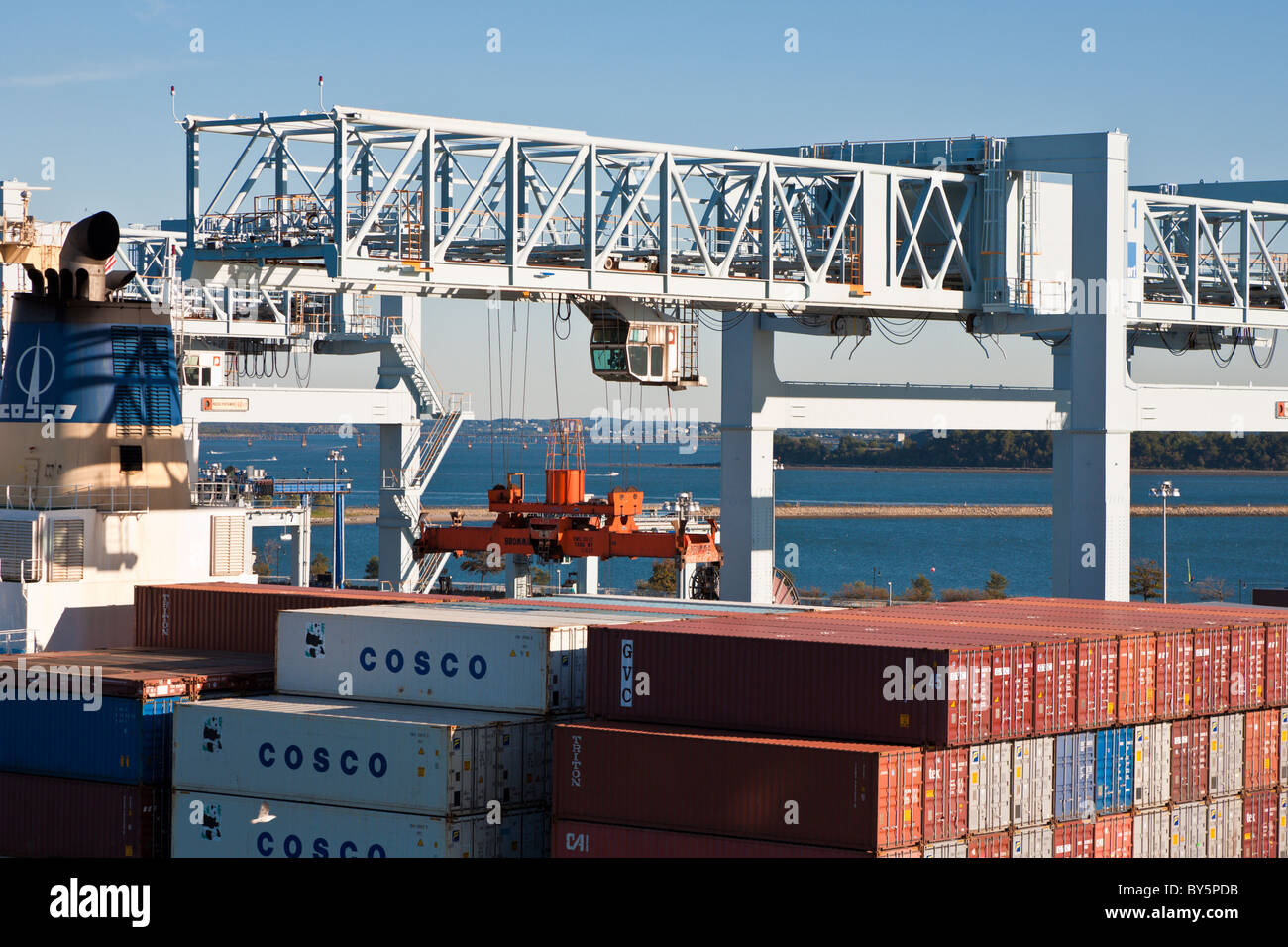 Containers being loaded in port hi-res stock photography and images - Alamy