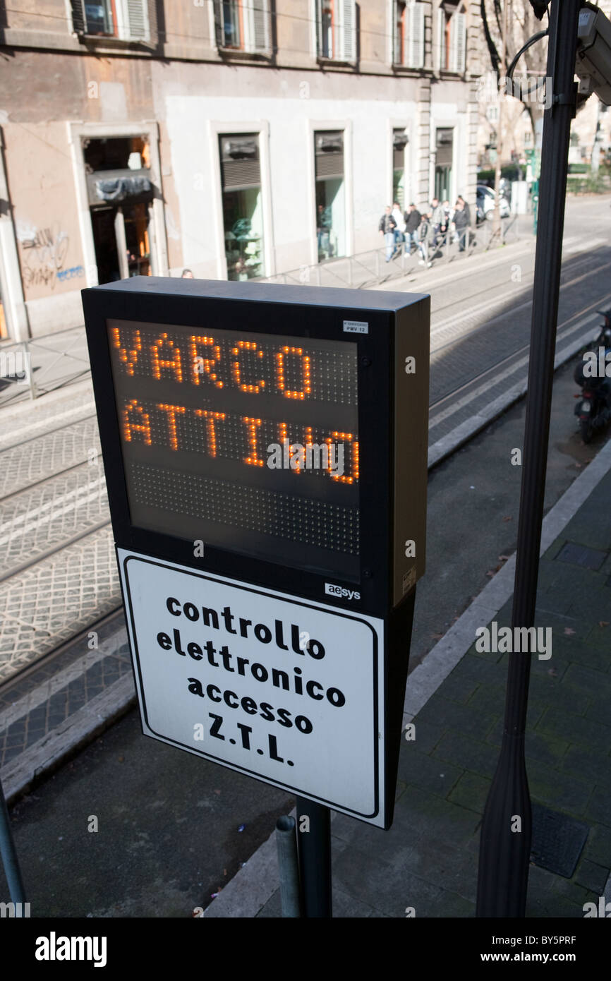 Traffic sign italy hi-res stock photography and images - Alamy