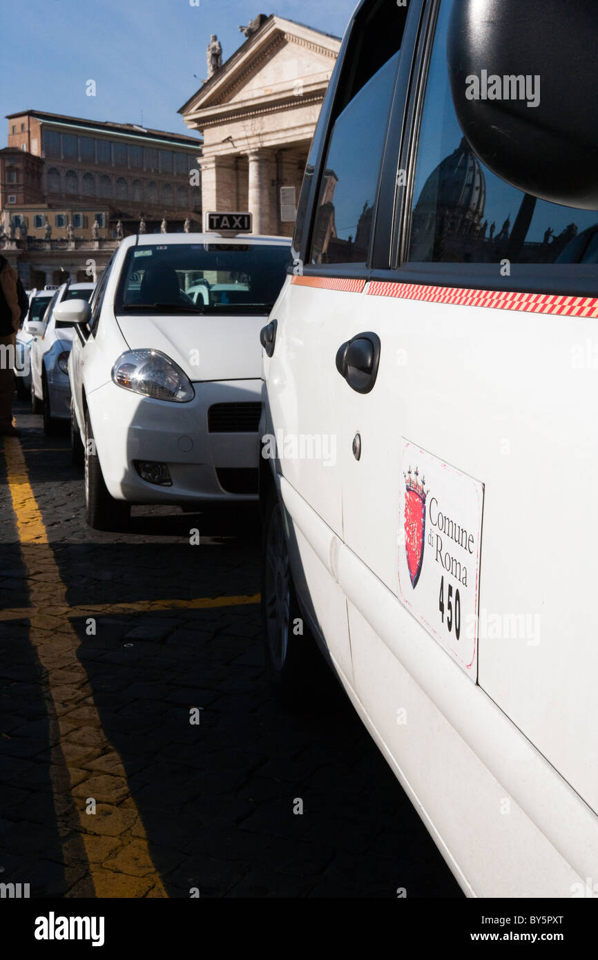 Rome white taxis hi-res stock photography and images - Alamy