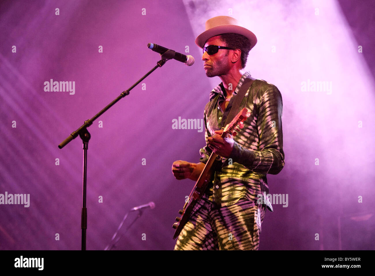 Singer Keziah Jones Stock Photo - Alamy