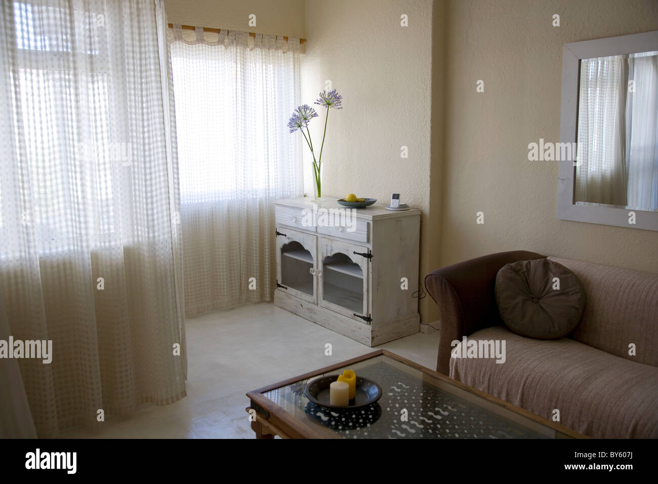Simple modern lounge hi-res stock photography and images - Alamy