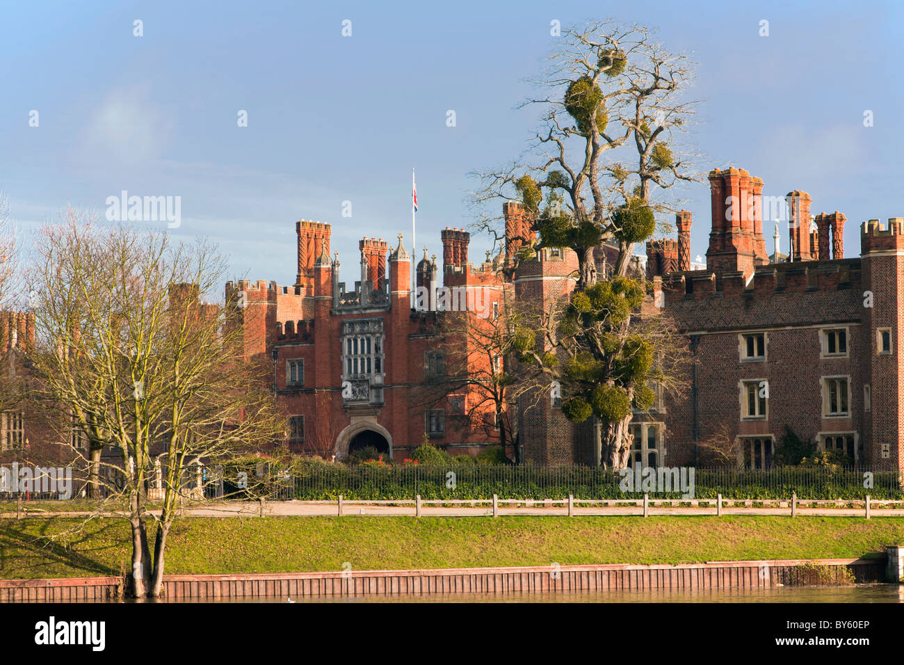 Hampton court palace hi-res stock photography and images - Alamy