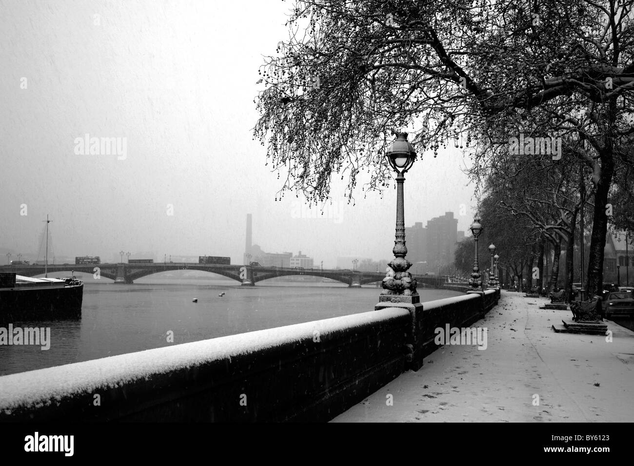 London embankment snow hi-res stock photography and images - Alamy