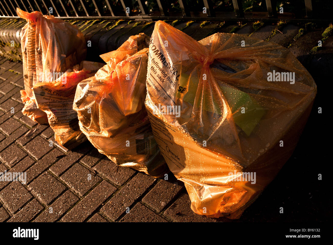 Pavement rubbish collection hi-res stock photography and images - Alamy