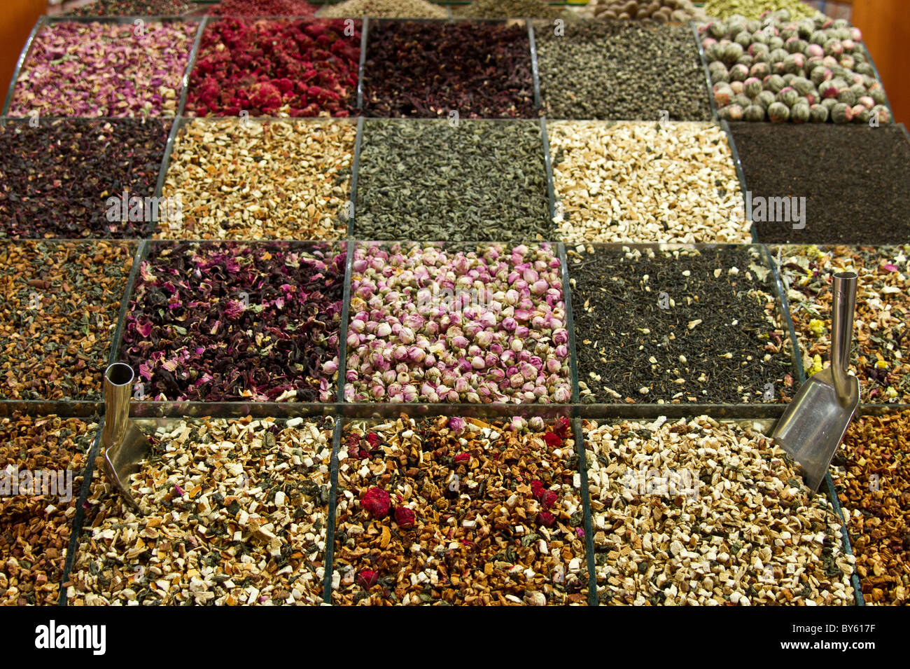 Spices and tea in the Istanbul Grand Bazaar Stock Photo - Alamy