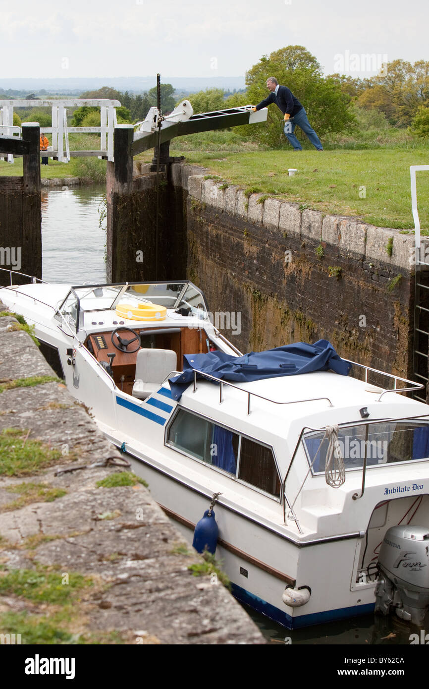 opening lock gates Caen lock system Wiltshire Stock Photo - Alamy