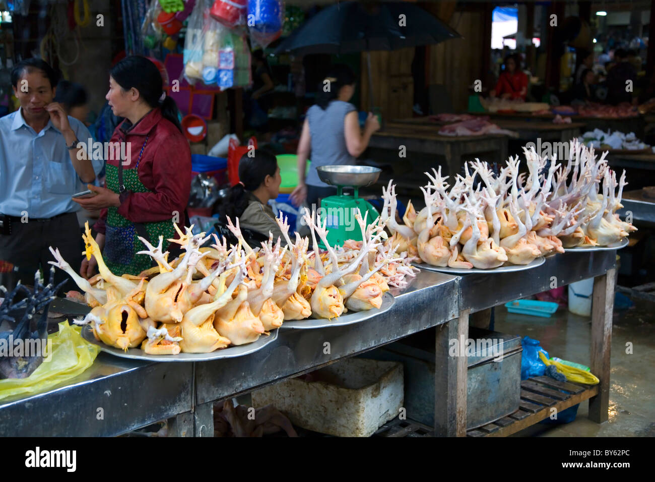 chickens in a market Stock Photo - Alamy