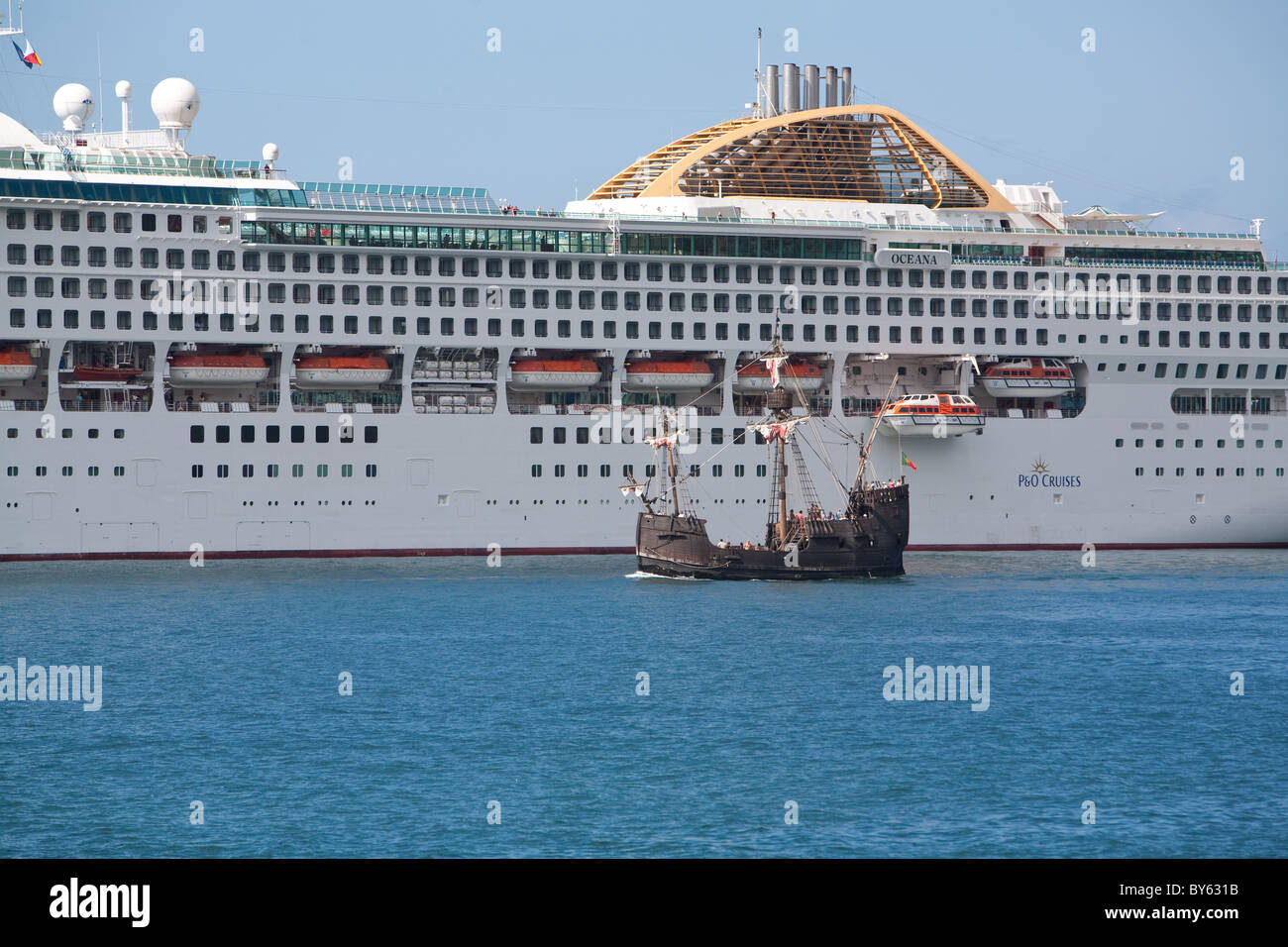 Cruise ship size comparison sizes hi-res stock photography and images ...