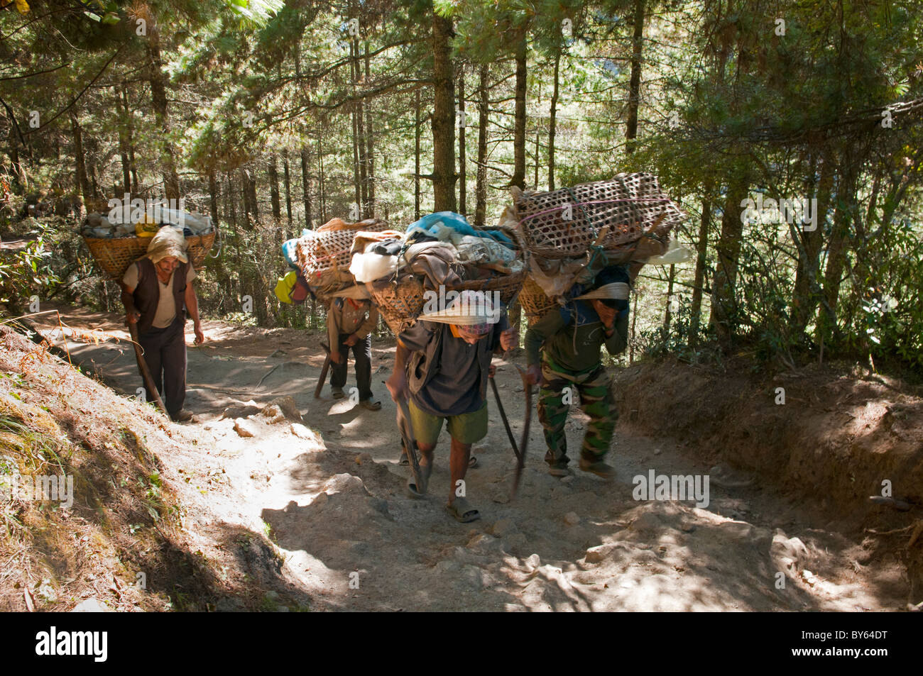 porters on the trail in the Everest Region of Nepal Stock Photo - Alamy