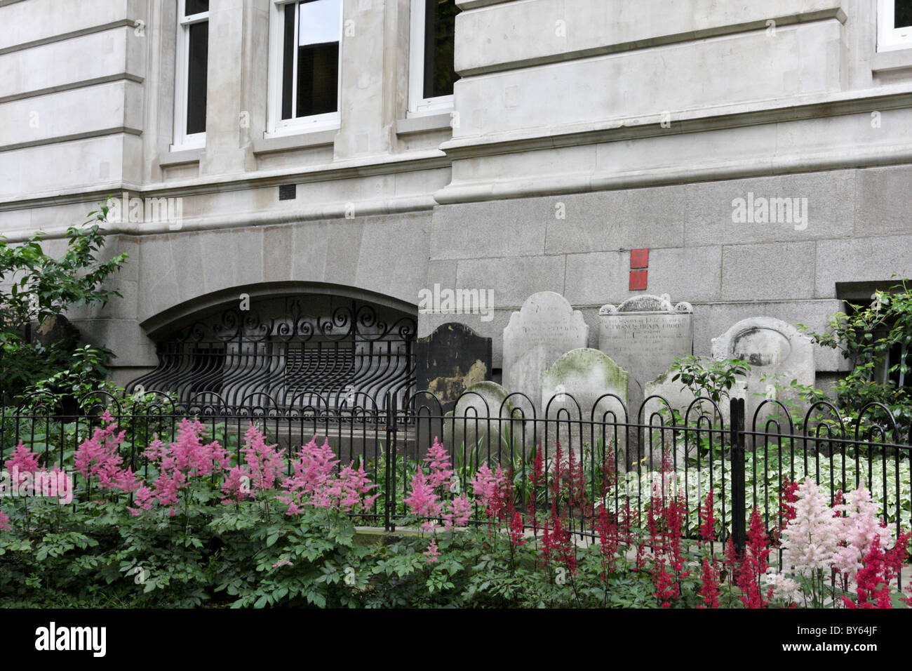 England london city postmans park hi-res stock photography and images ...