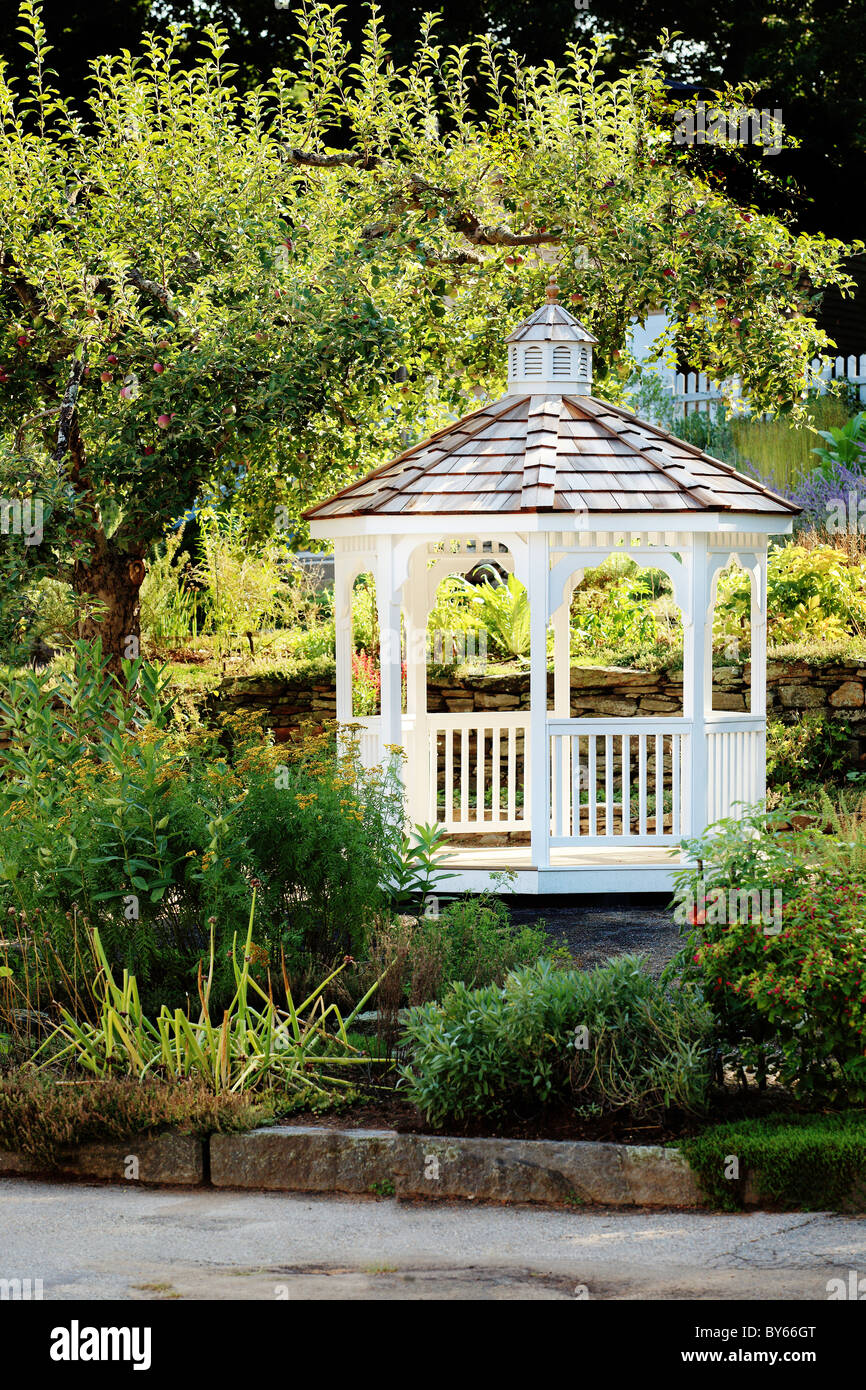 White gazebo hi-res stock photography and images - Alamy