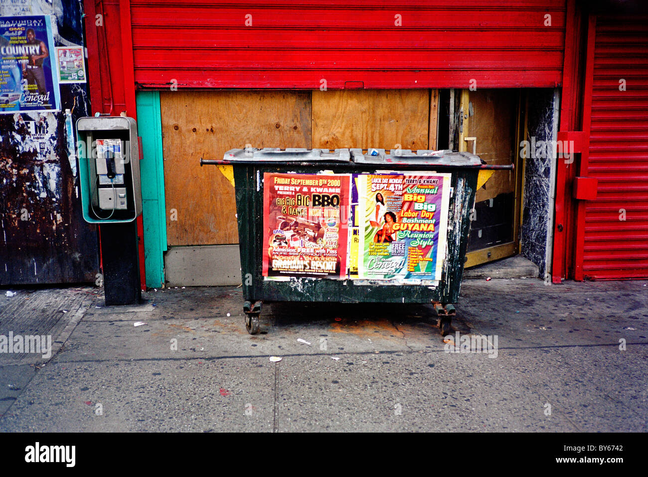 NYC dumpster. 1998 Stock Photo - Alamy