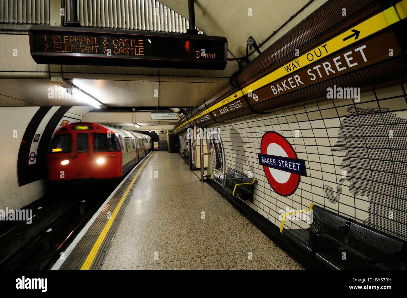 Baker Street Underground Tube Station Bakerloo Line Platform, London ...