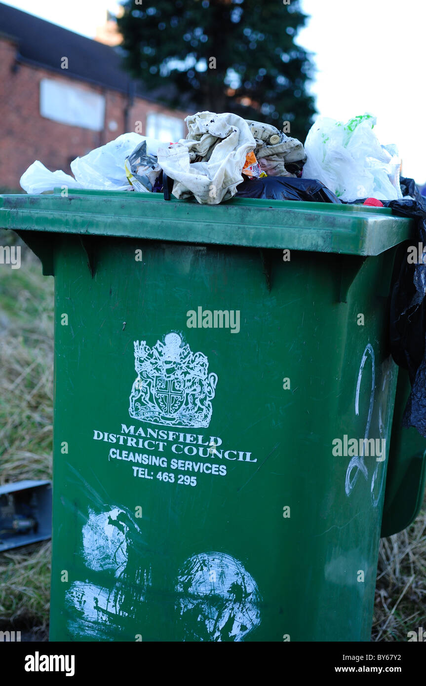 Detail of overflowing rubbish bin hi-res stock photography and images ...