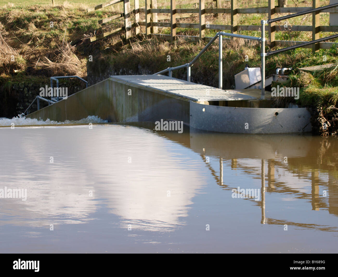 Weir and river hi-res stock photography and images - Alamy