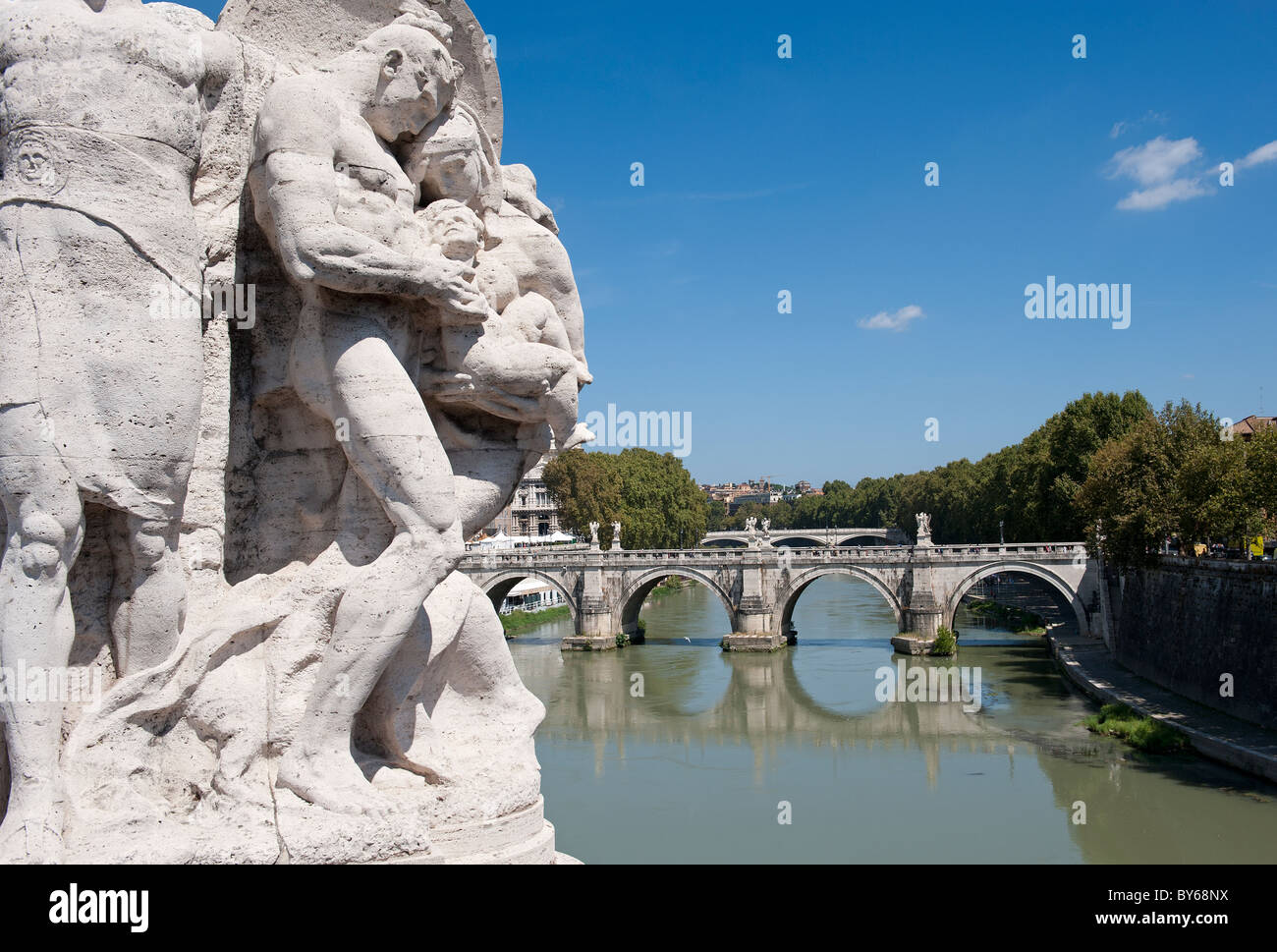 Arches and statues hi-res stock photography and images - Alamy