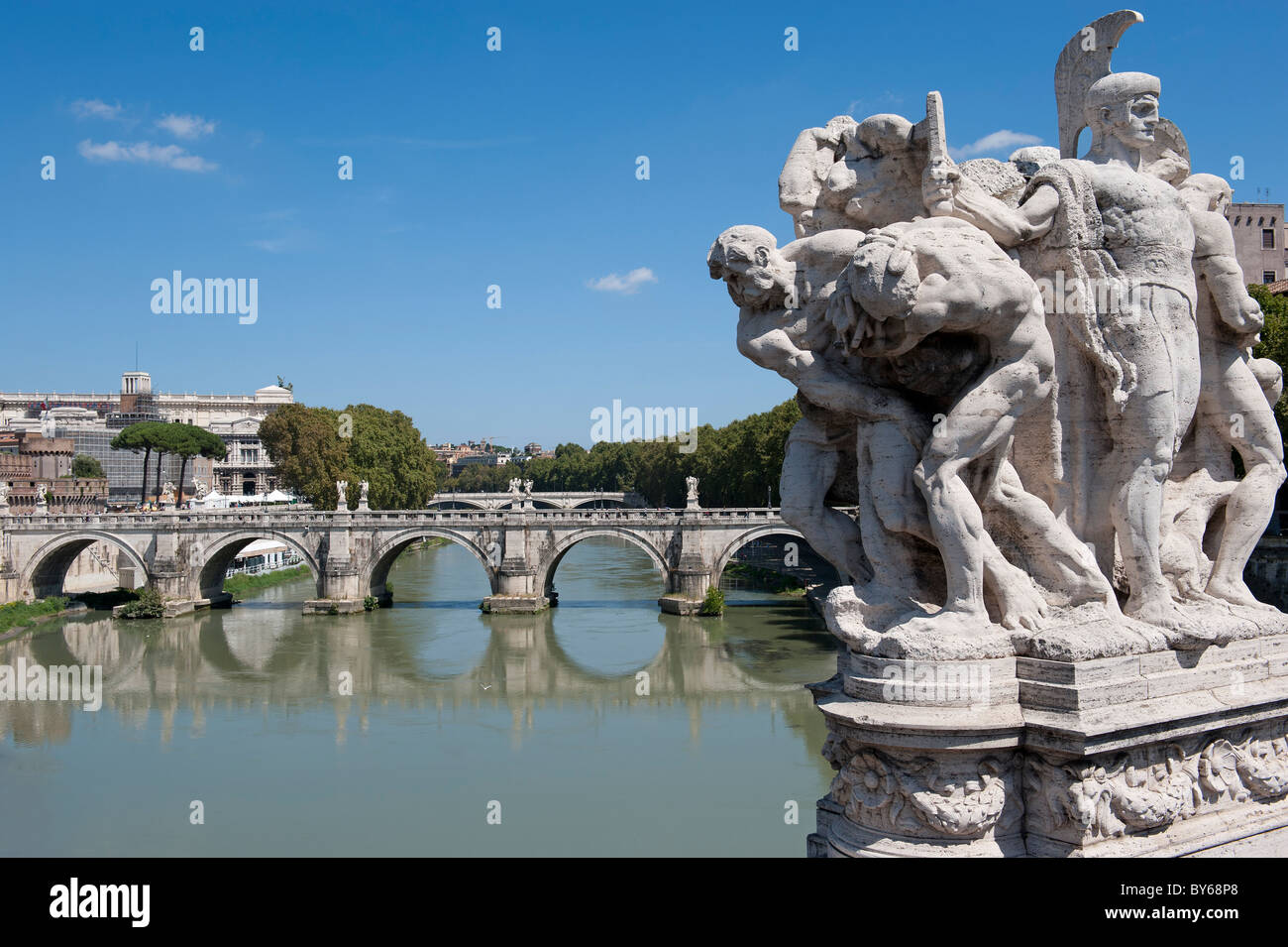 Arches and statues hi-res stock photography and images - Alamy