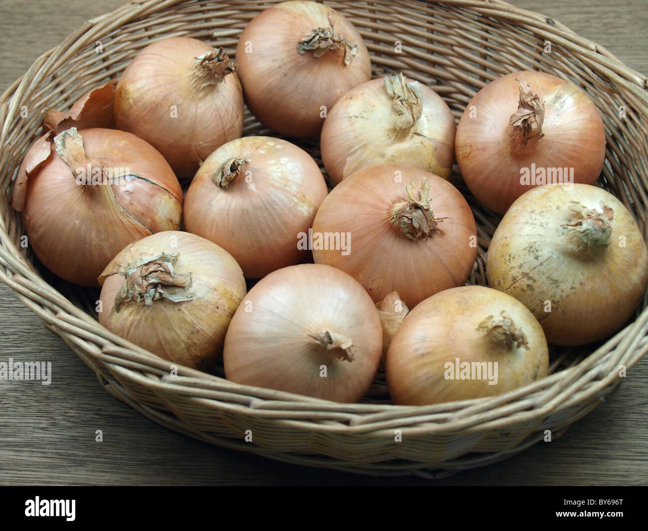 Basket of onions Stock Photo - Alamy