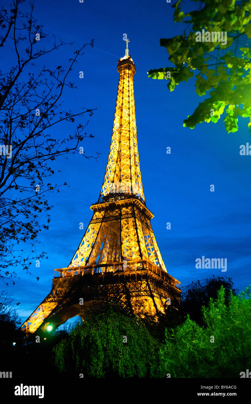 Paris iconic landmarks at night hi-res stock photography and images - Alamy