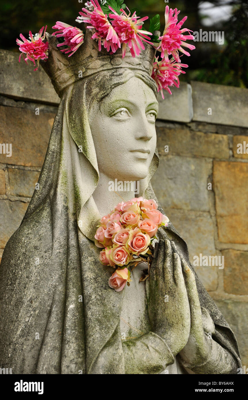 Mary statue tombstone cemetery hi-res stock photography and images - Alamy