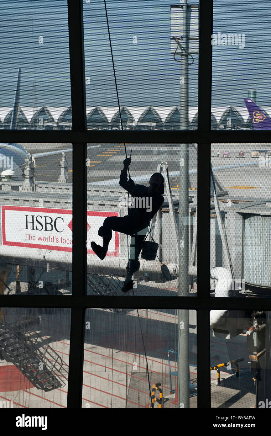 Windowcleaners at Suvarnabhumi International Airport in Bangkok ...