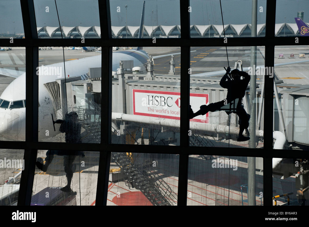 Windowcleaners at Suvarnabhumi International Airport in Bangkok ...