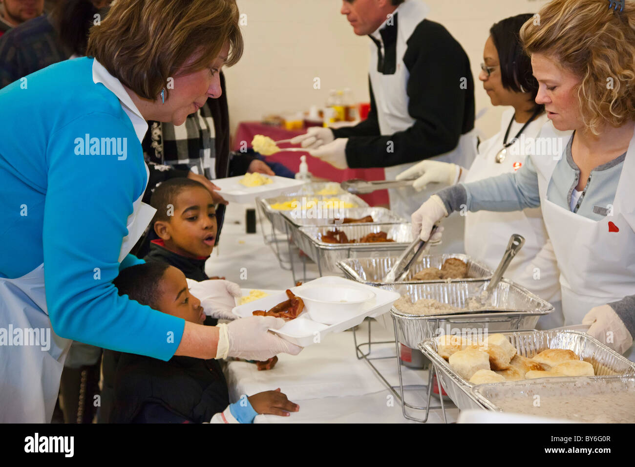 Helping homeless hi-res stock photography and images - Alamy