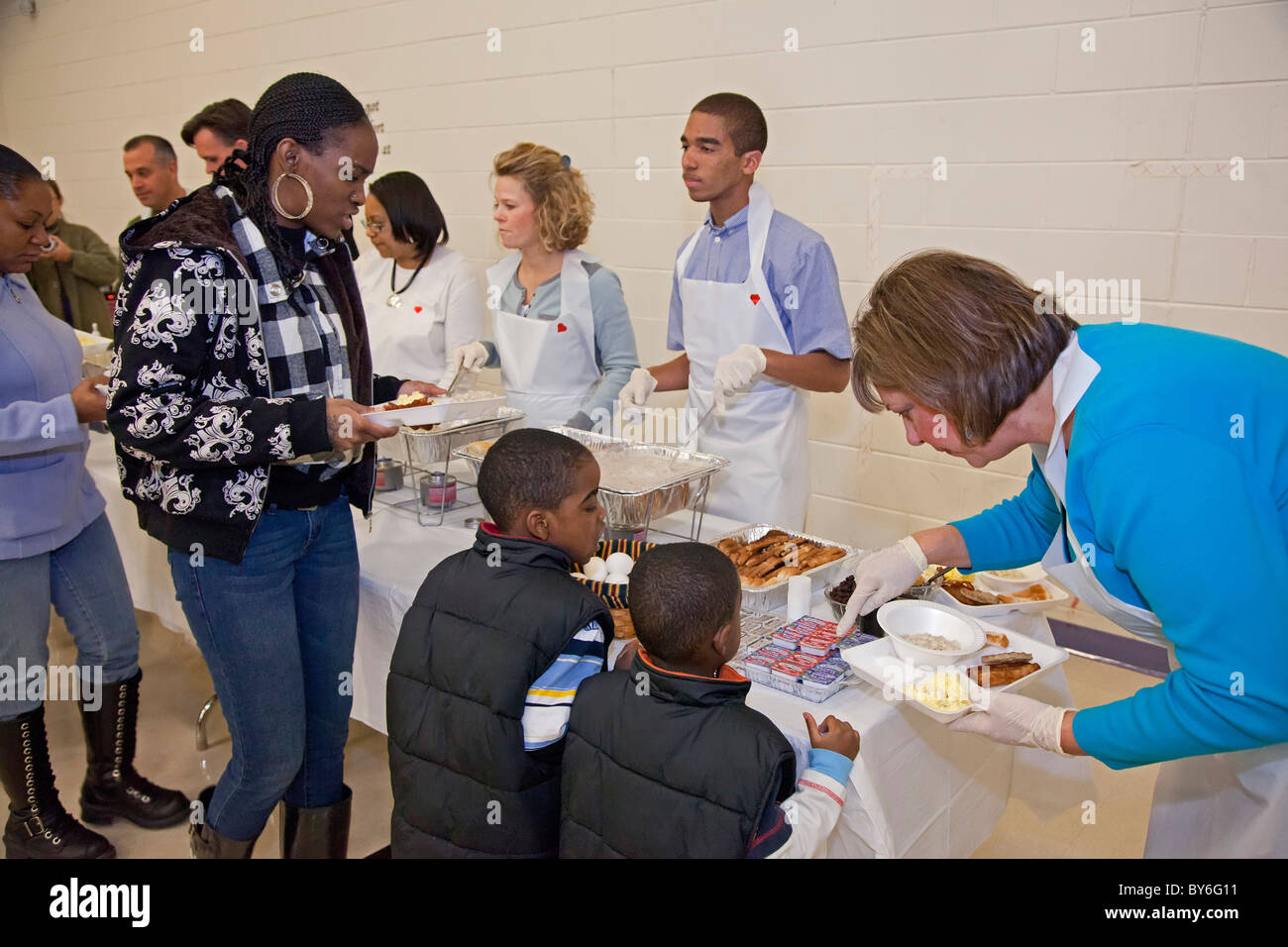 Volunteers Serve Breakfast to the Homeless Stock Photo - Alamy