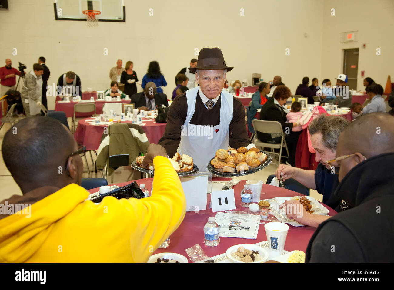 Volunteers Serve Breakfast to the Homeless Stock Photo - Alamy